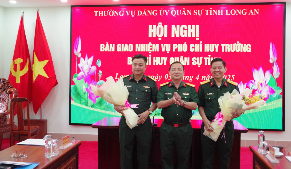 Bàn giao chức vụ Phó Chỉ huy trưởng Bộ Chỉ huy Quân sự tỉnh Long An - Báo Long An Online